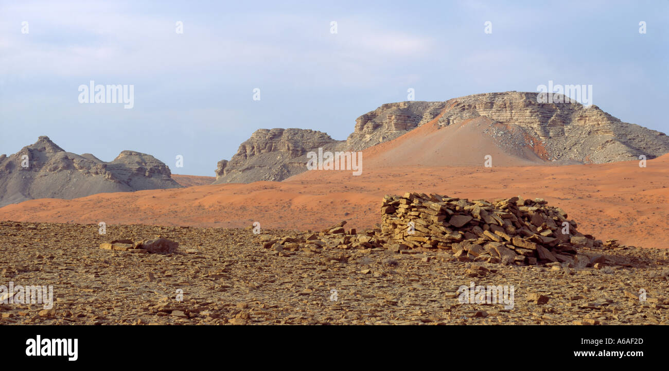 Tummulus, Rocks and Red Sand. Desert west of Riyadh, Saudi Arabia Stock ...