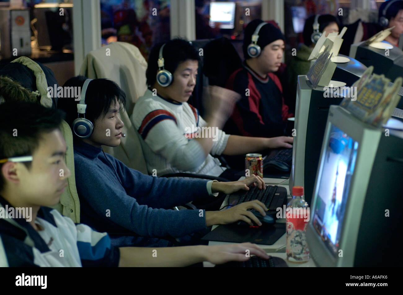 An internet cafe in Beijing, China. 2006-01-13 Stock Photo - Alamy