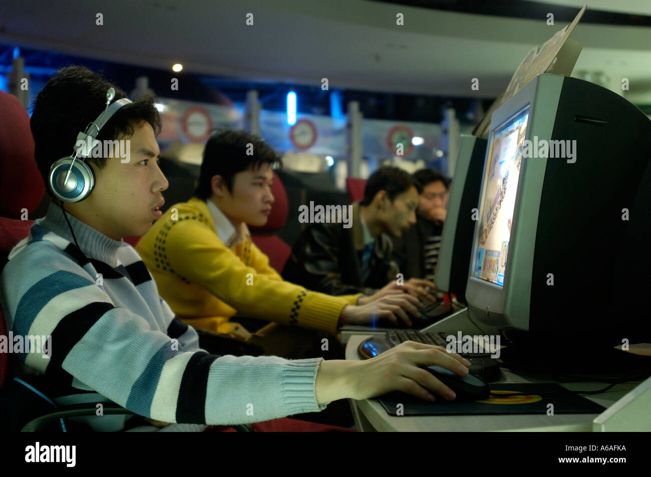 Chinese computers internet cafe in hi-res stock photography and images ...