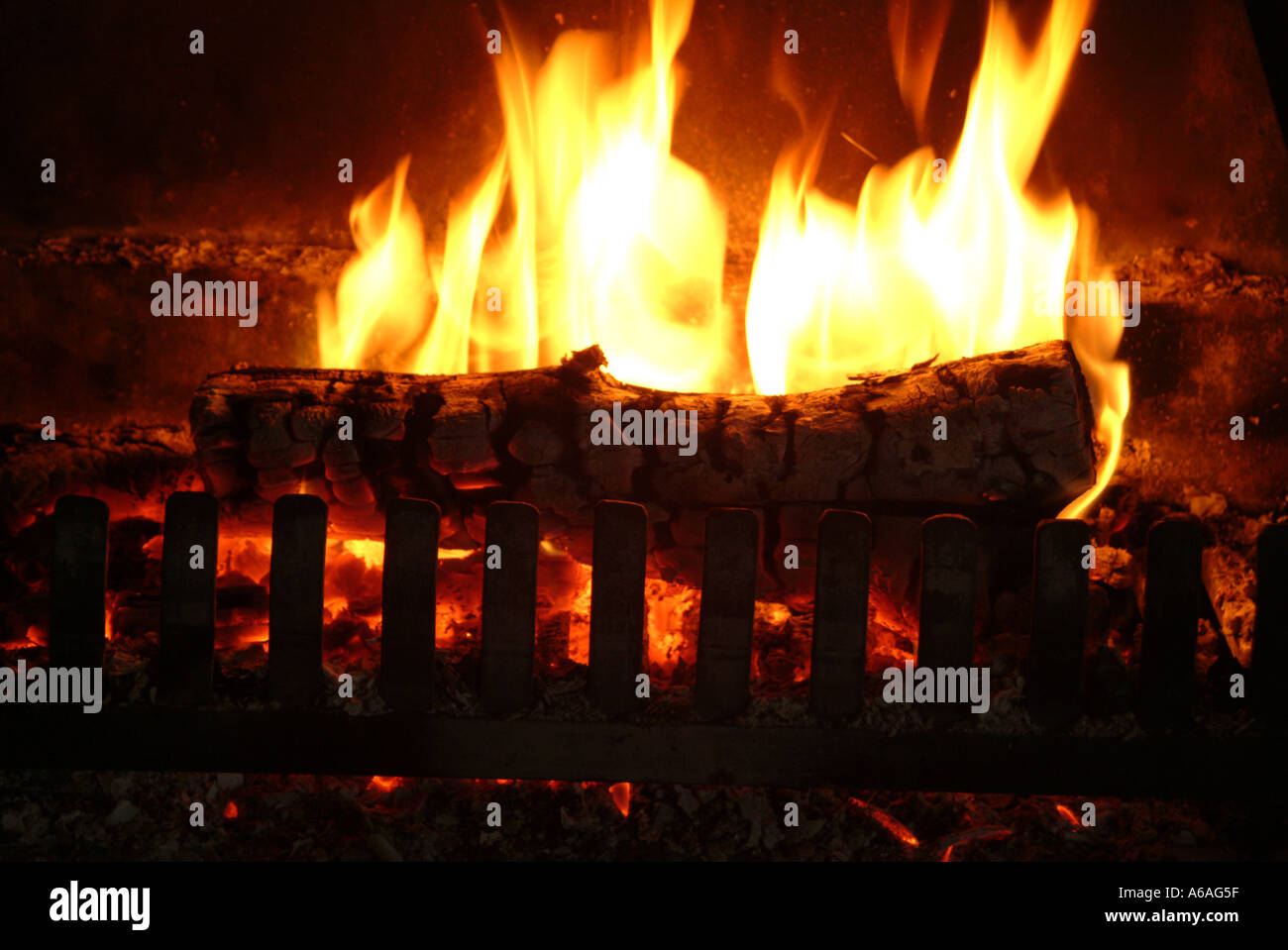 open fire burning logs Stock Photo - Alamy