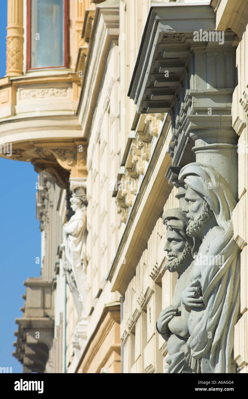 Statues entrance residential building hi-res stock photography and ...