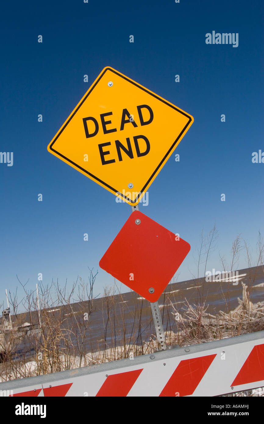 Dead end sign and barrier hi-res stock photography and images - Alamy