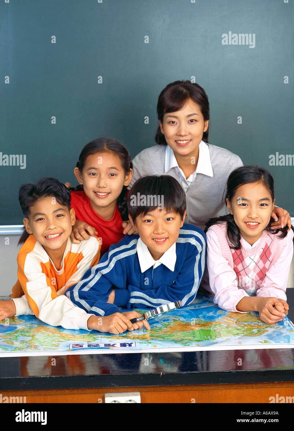 Students looking magnifying glass hi-res stock photography and images ...