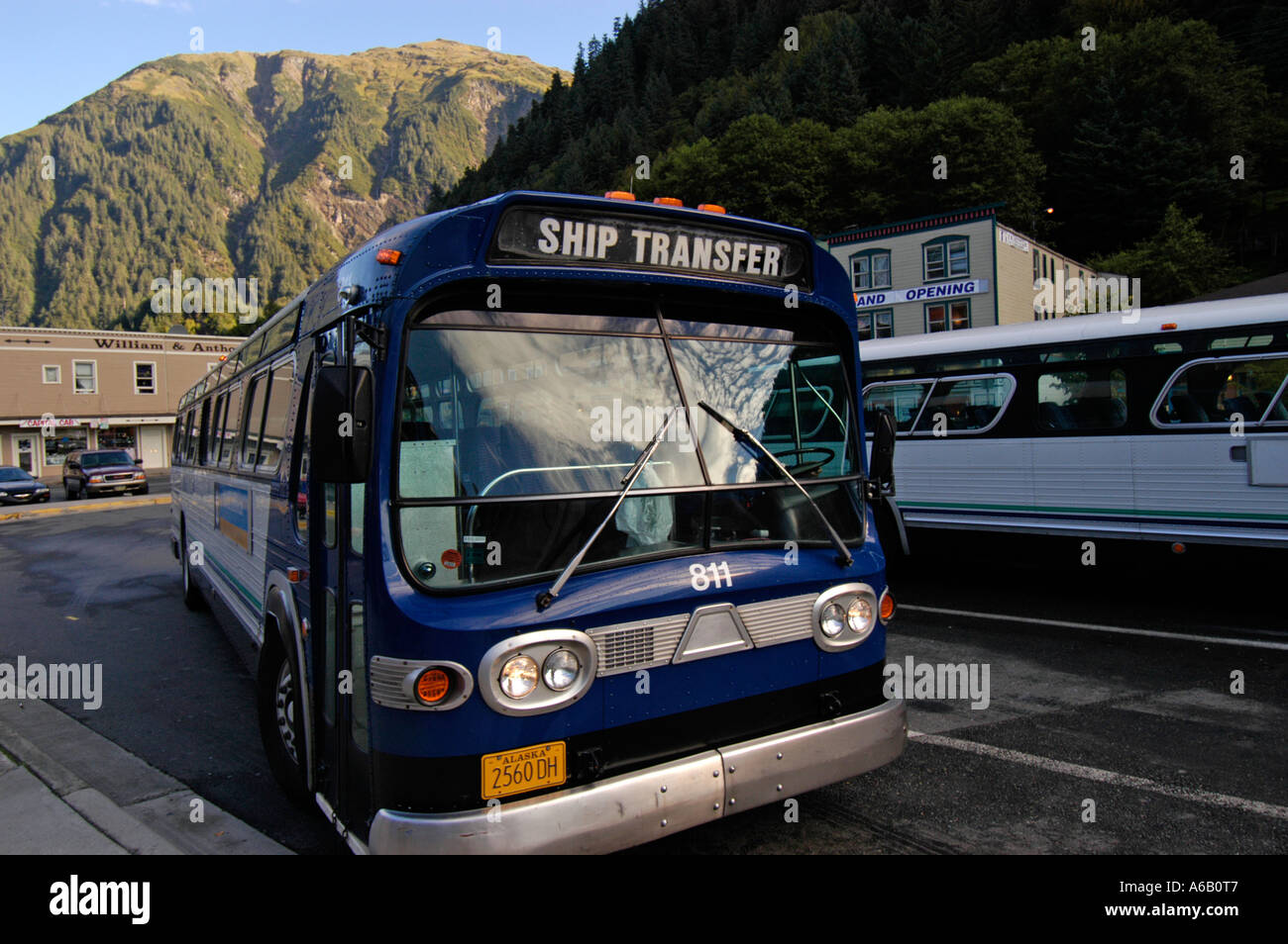 Ship transfer sightseeing bus for cruise ship tourists Juneau Alaska ...
