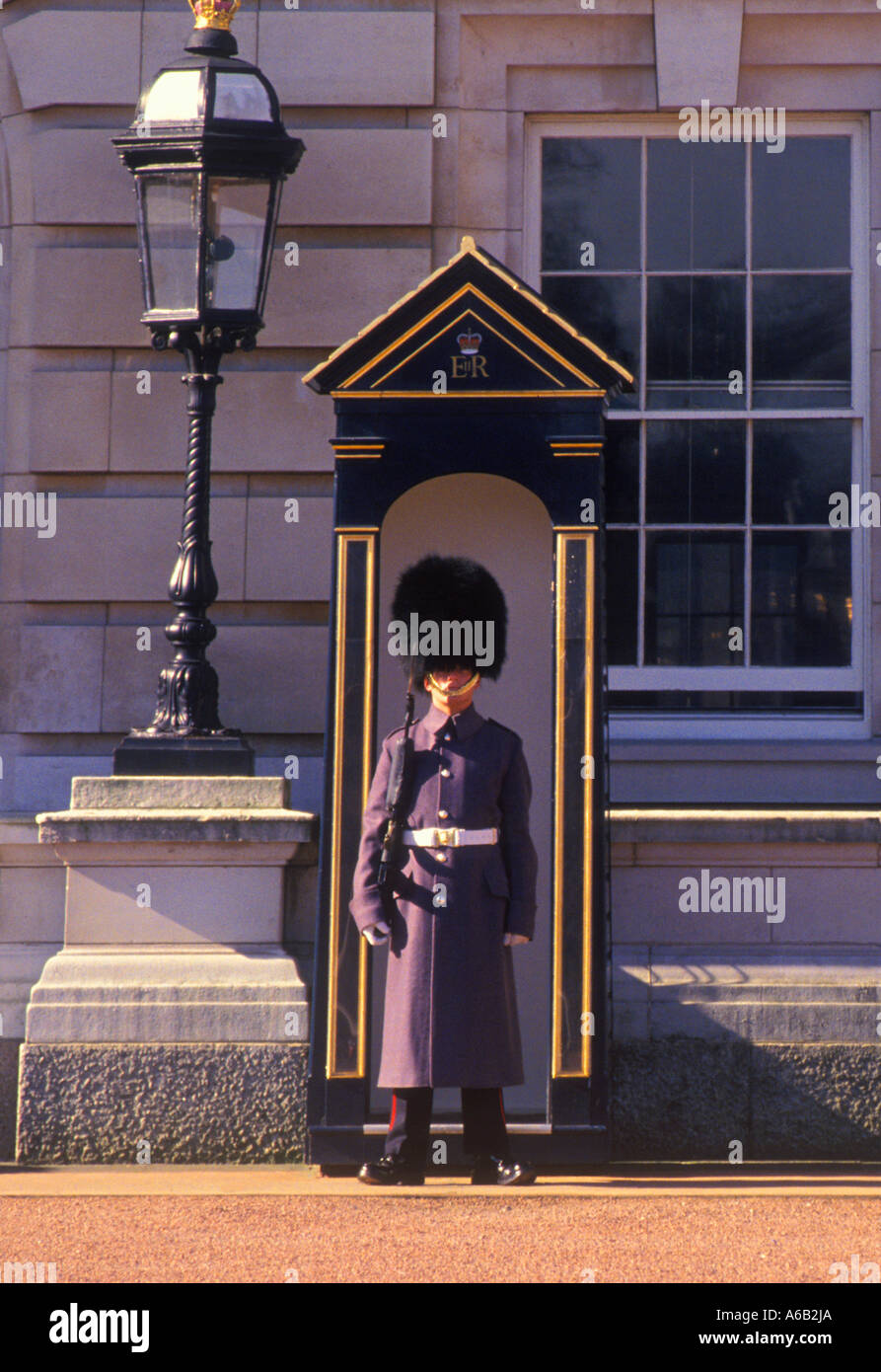 Grenadier guards on duty buckingham hi-res stock photography and images ...
