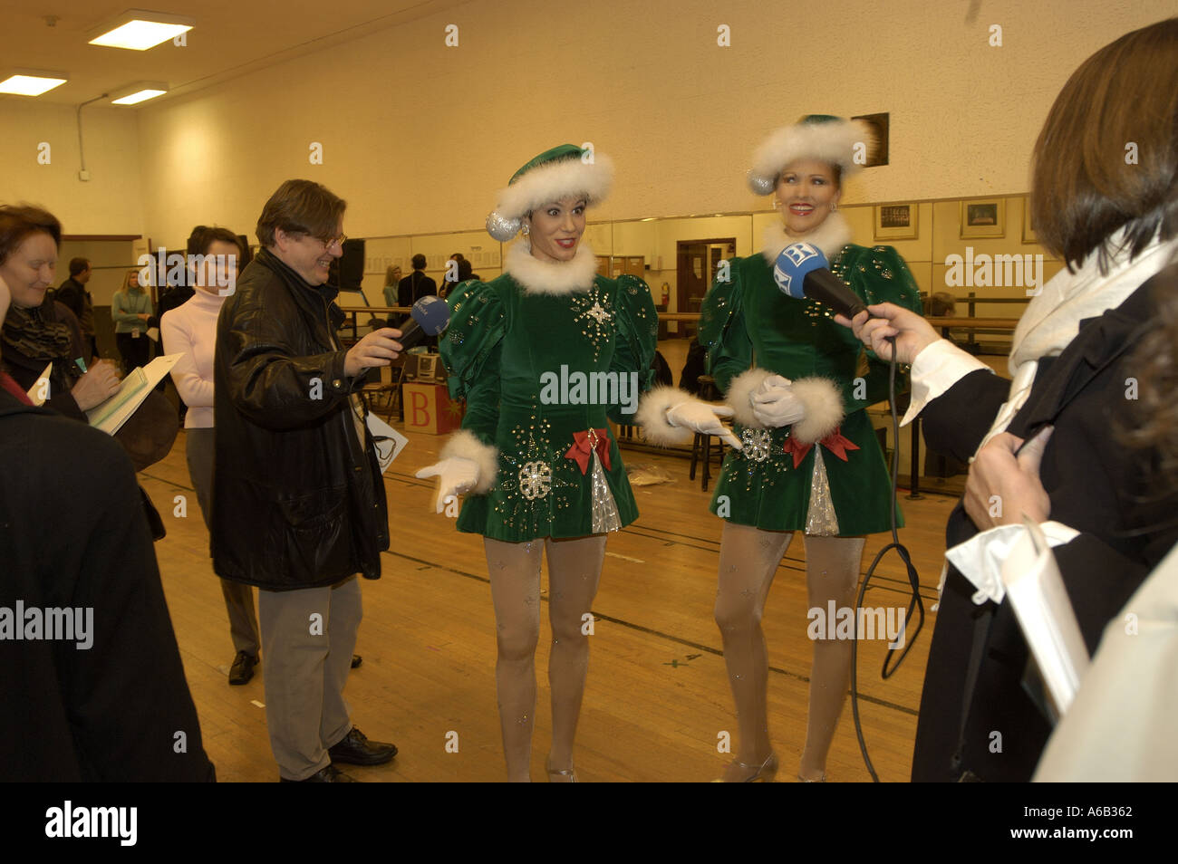 Rockettes Dancers showgirls Radio City Music Hall theater theatre green ...