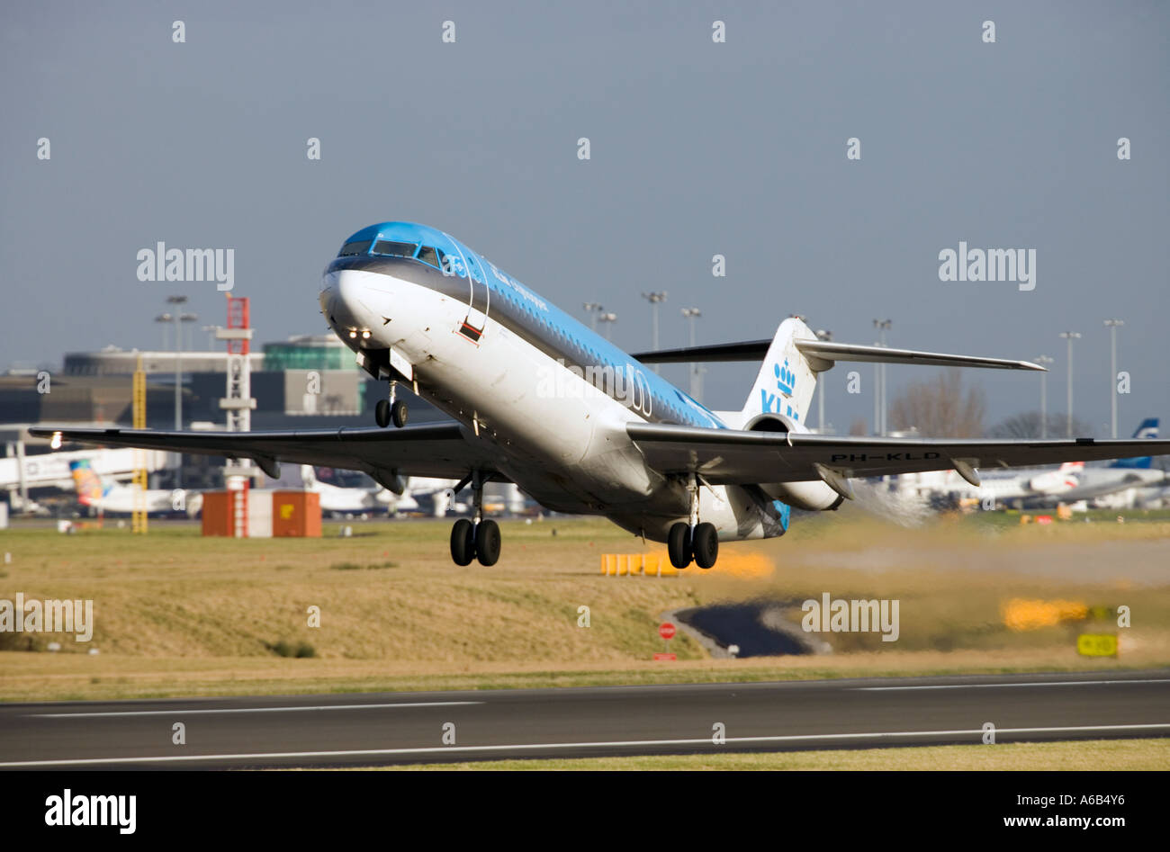 Klm fokker 100 hi-res stock photography and images - Alamy