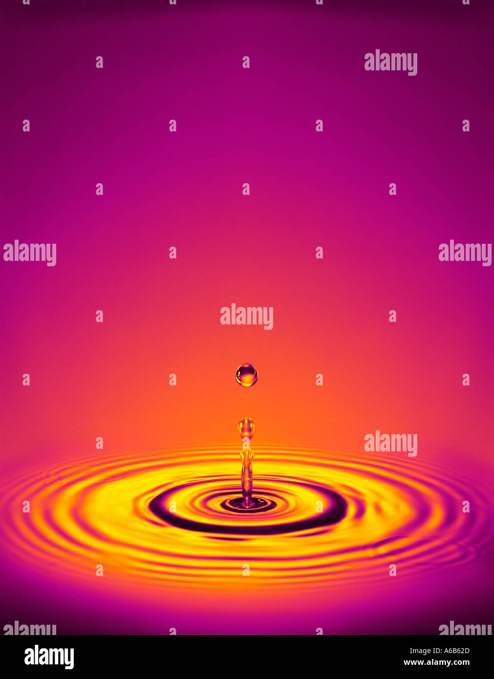 DROPLET WITH RIPPLES IN COLOURED LIQUID Stock Photo - Alamy