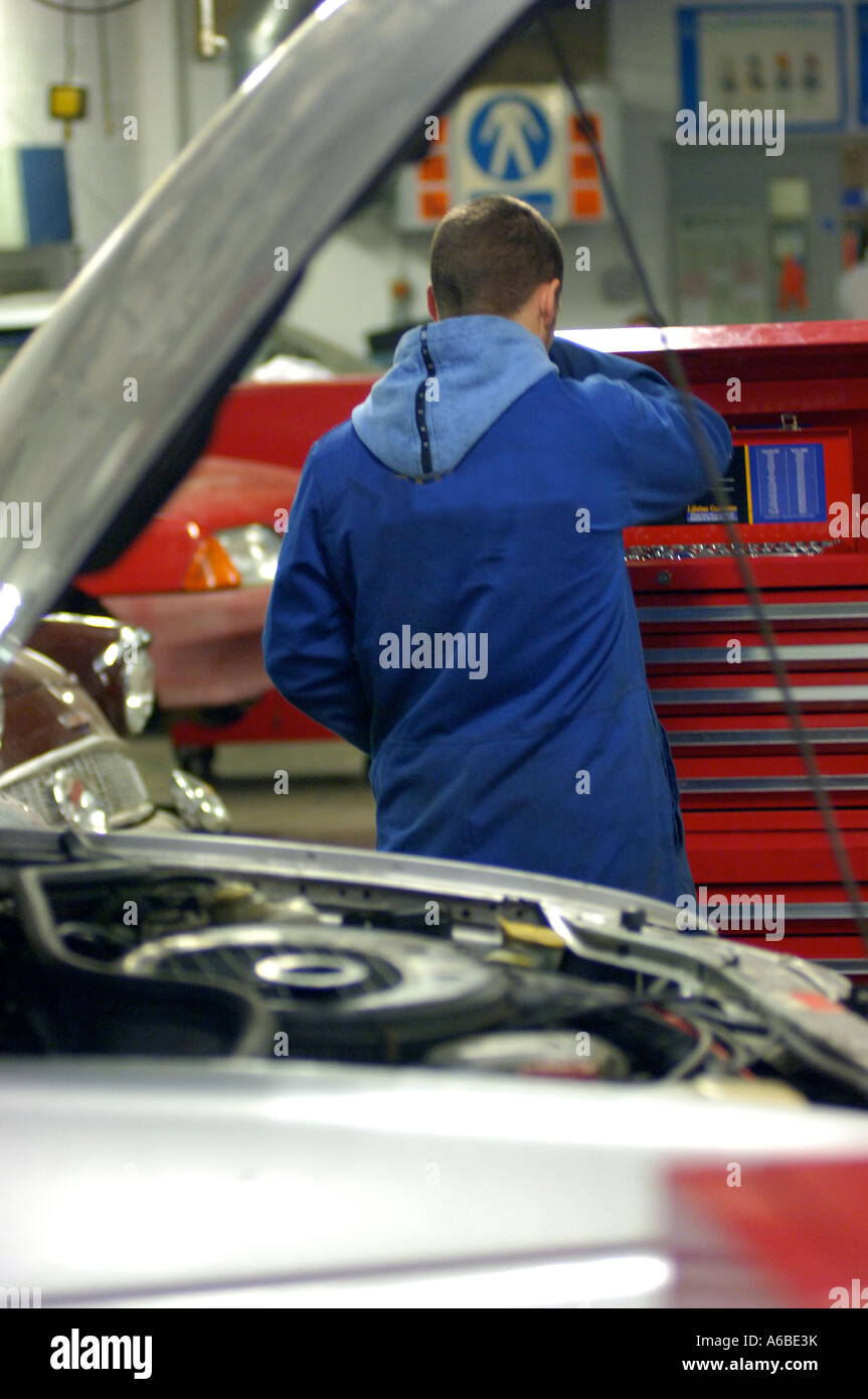 Mechanic car service garage uk hi-res stock photography and images - Alamy