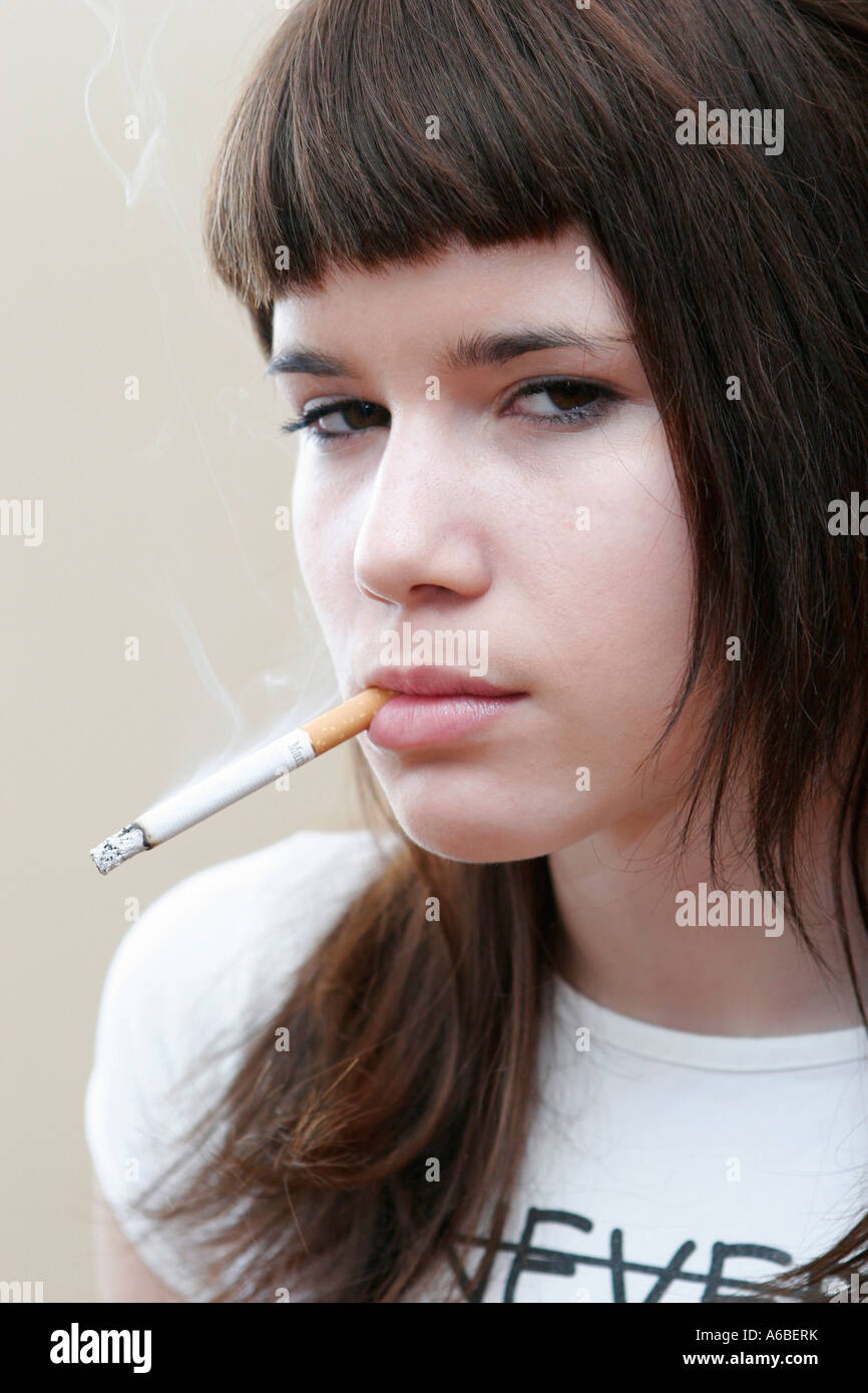 teenager girl smoking cigarete Stock Photo - Alamy
