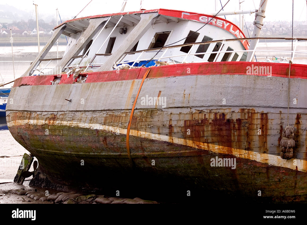 Stranded rowing boat hi-res stock photography and images - Alamy