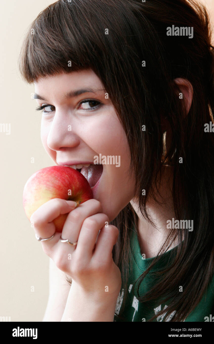teenage girl eating apple Stock Photo - Alamy