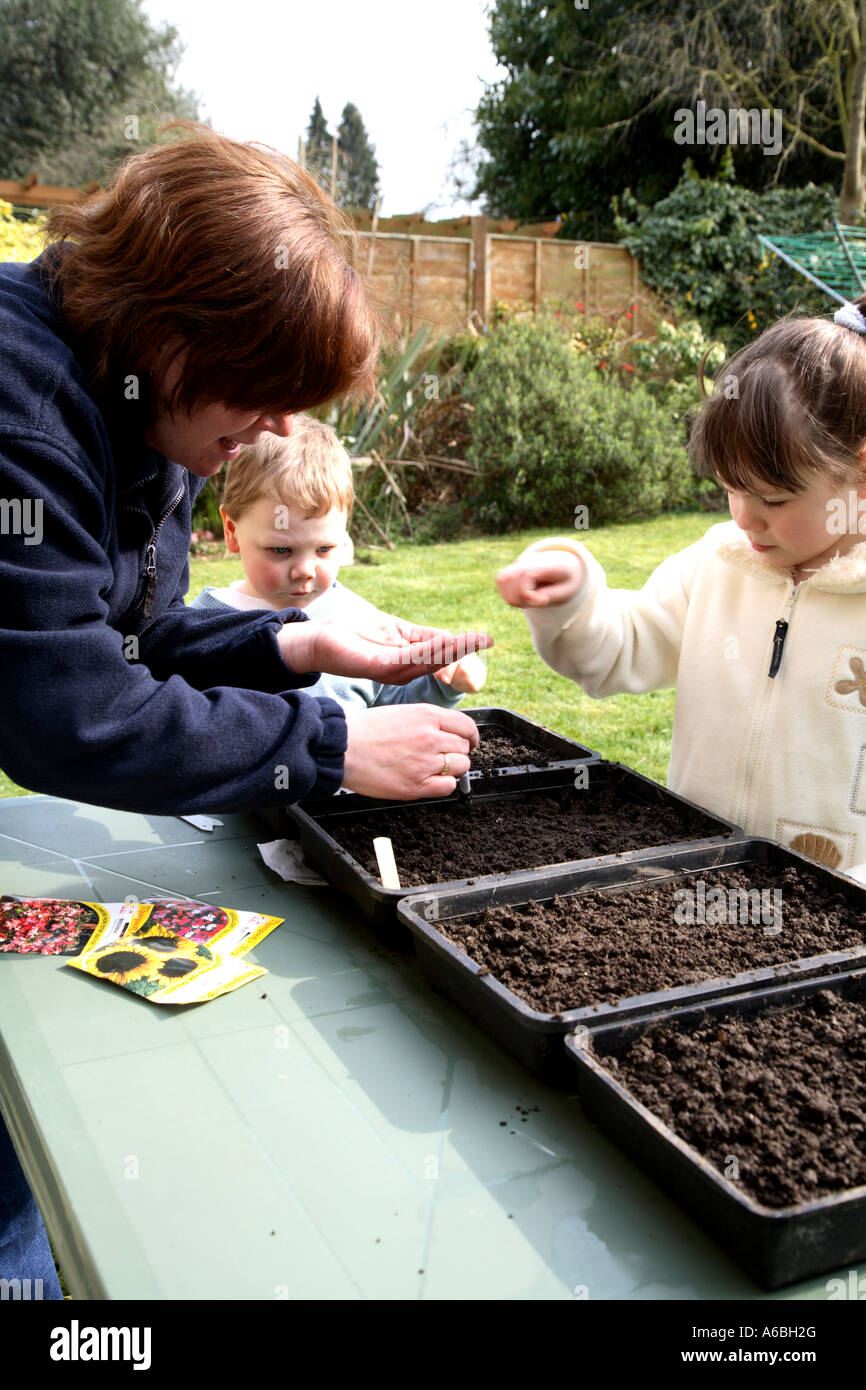 Kids planting seeds hi-res stock photography and images - Alamy