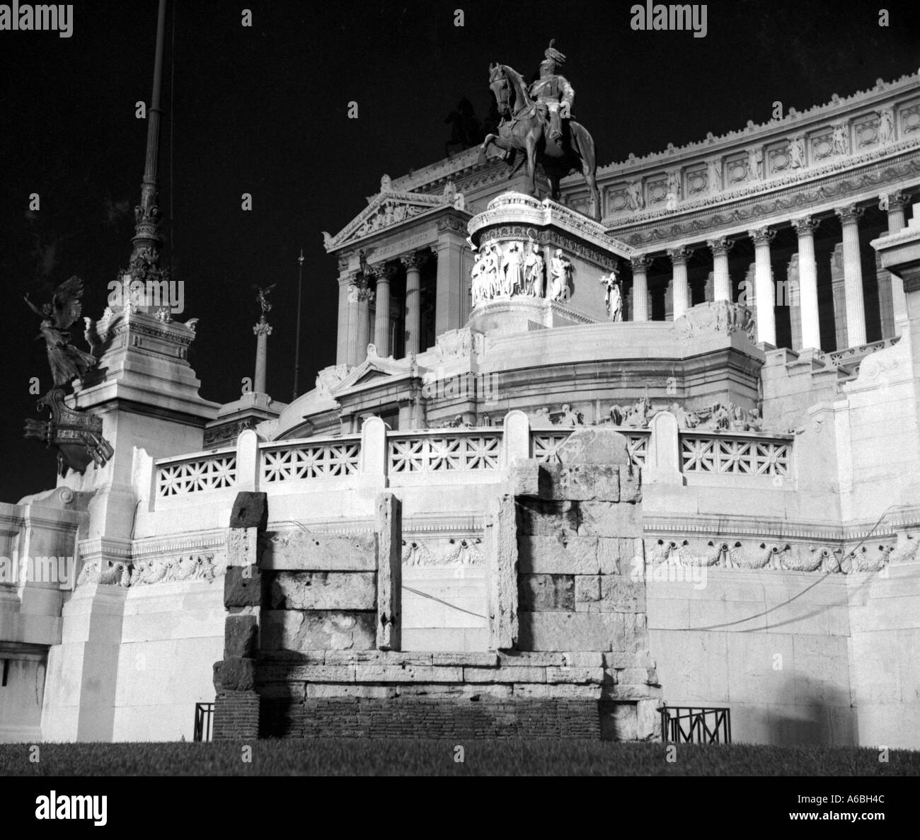 Victor emmanuel monument in rome Black and White Stock Photos & Images ...