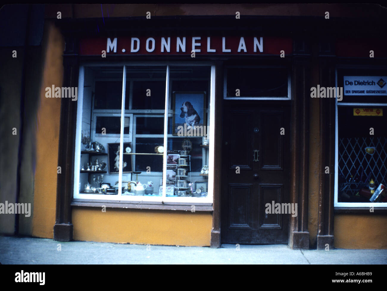 AN OLD STYLE SHOPFRONT IRELAND Stock Photo - Alamy