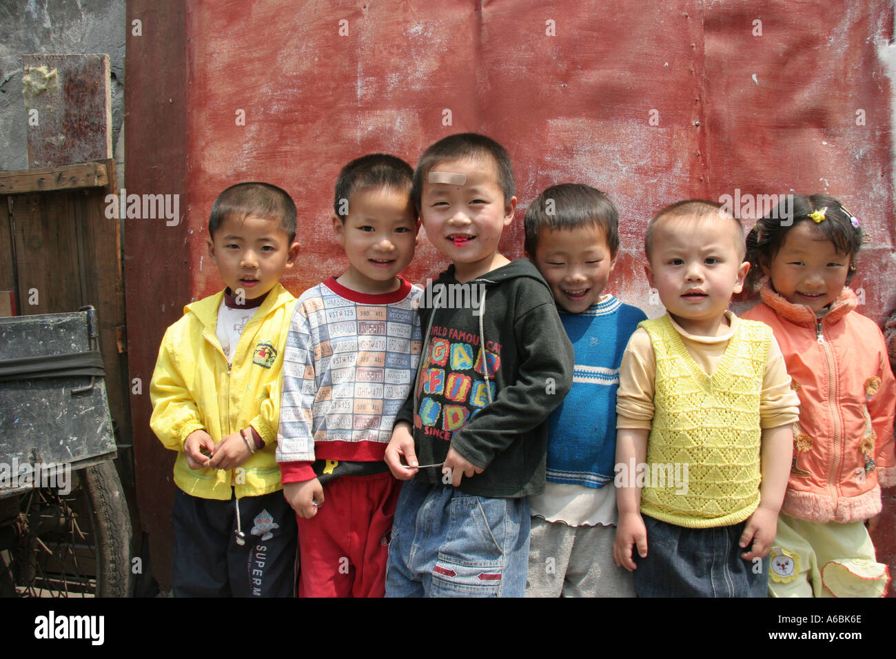 China Kids on Street Stock Photo - Alamy