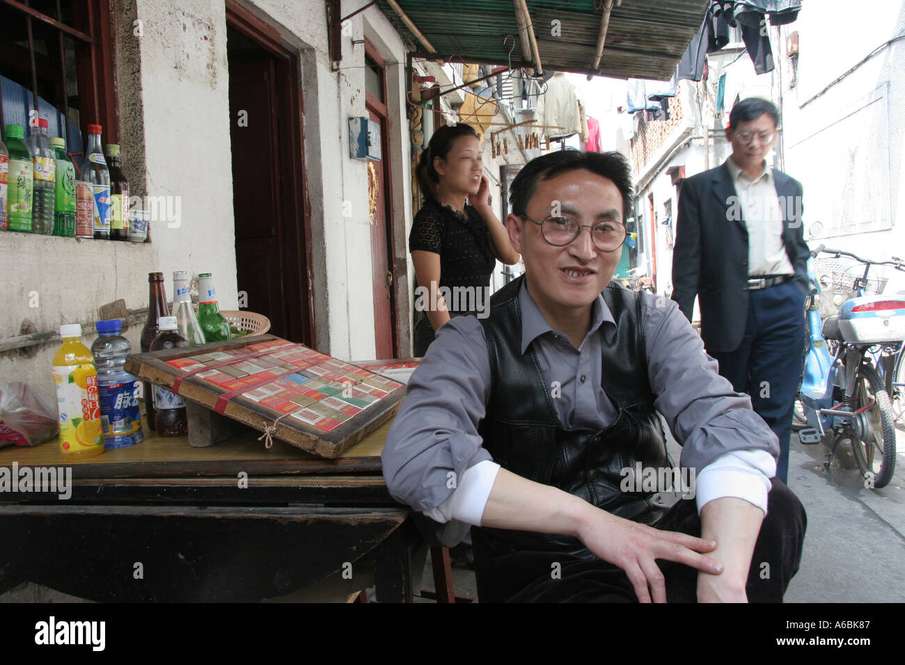 Chinese Man selling Cigarettes on street in Shangnhai Stock Photo - Alamy