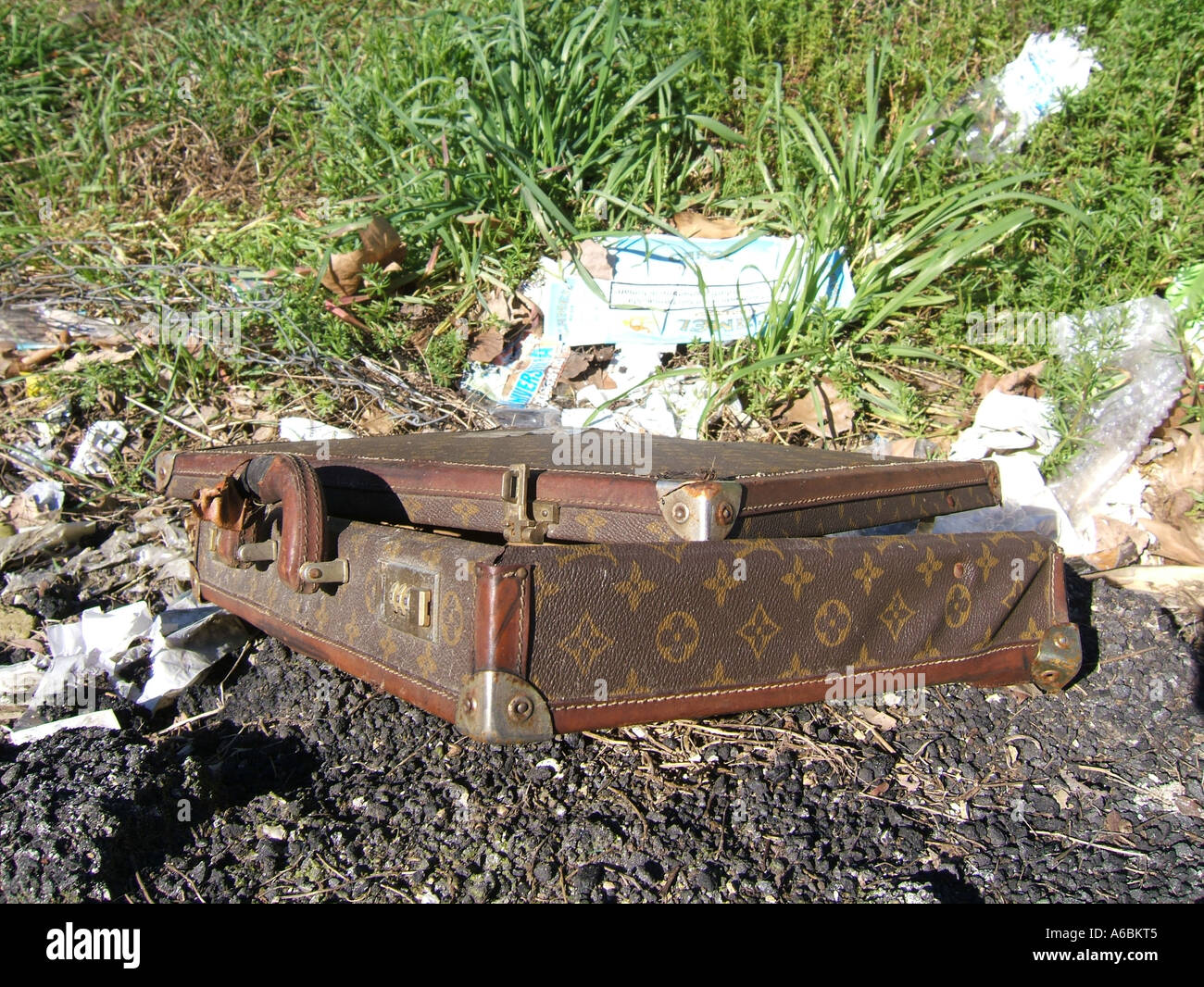 abandoned old damaged briefcase Stock Photo - Alamy