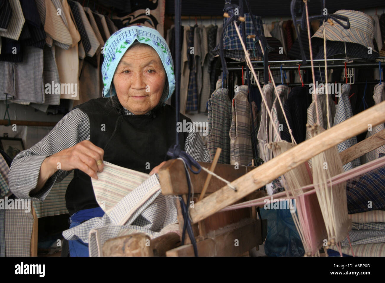 Lady weaving hi-res stock photography and images - Alamy