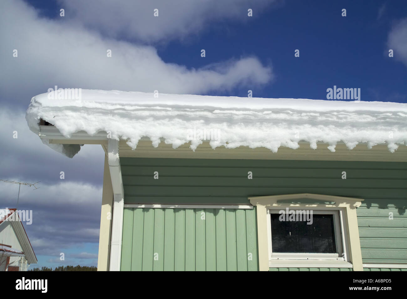thick layer of snow on roof Stock Photo - Alamy