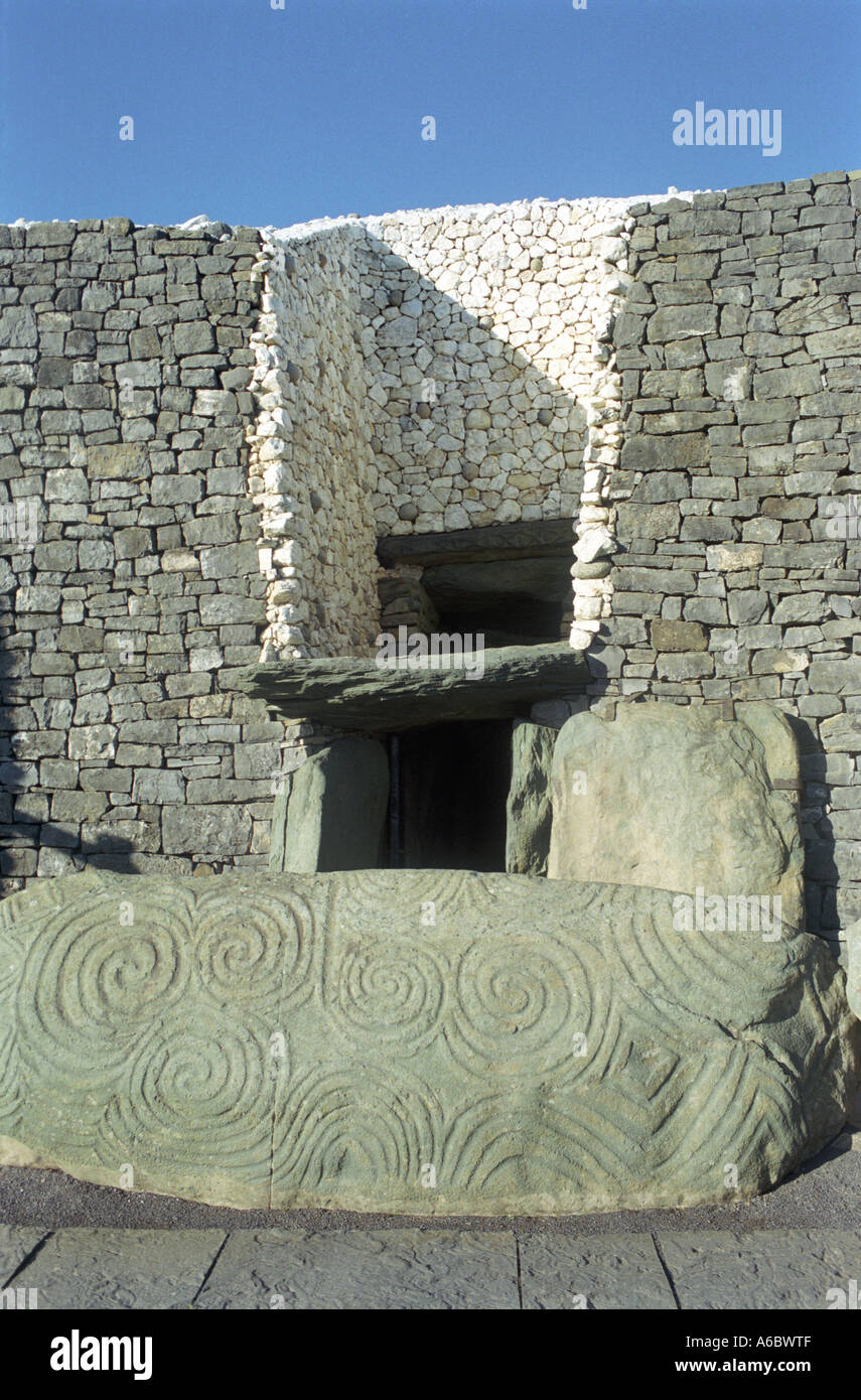 Corbelled roof newgrange hi-res stock photography and images - Alamy
