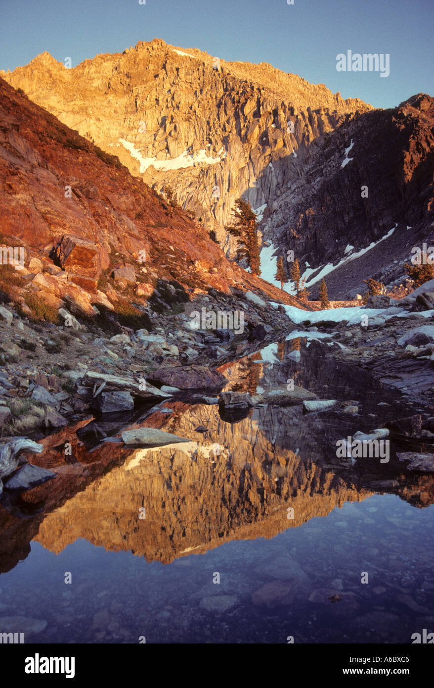 Alpenglow on the high peaks of the Sierra Nevada near Crystal Lake in ...