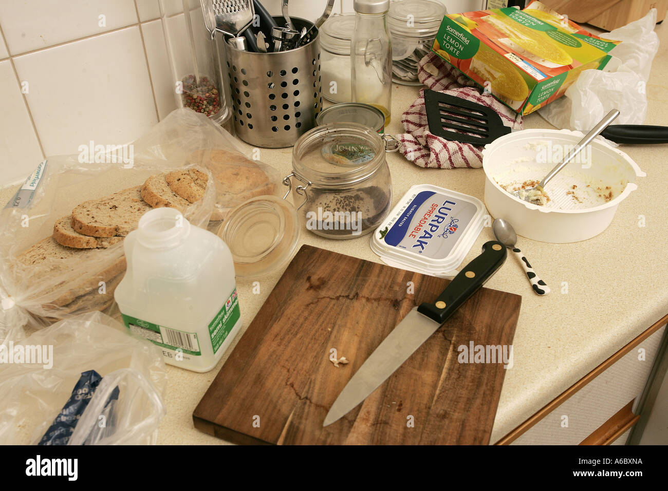 A messy and dirty kitchen Stock Photo - Alamy