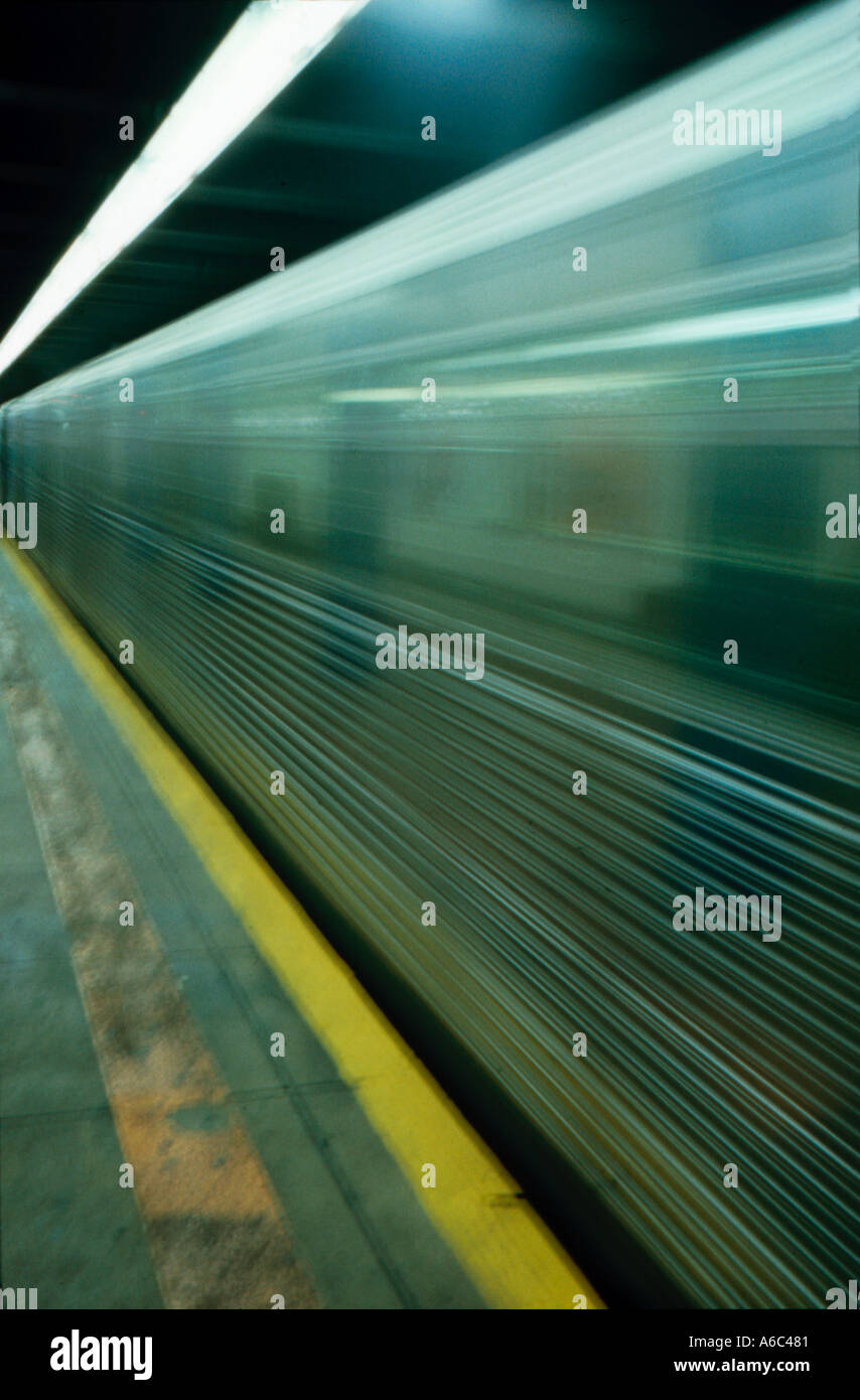 2760 New York subway blurred train at platform Stock Photo - Alamy