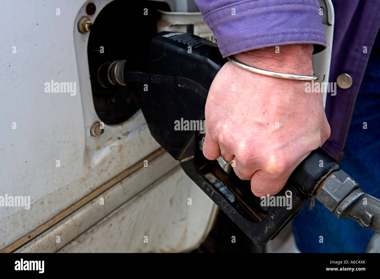 Man pumping gas hi-res stock photography and images - Alamy