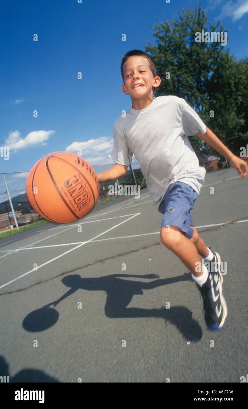 boy playing basketball running outside Stock Photo - Alamy