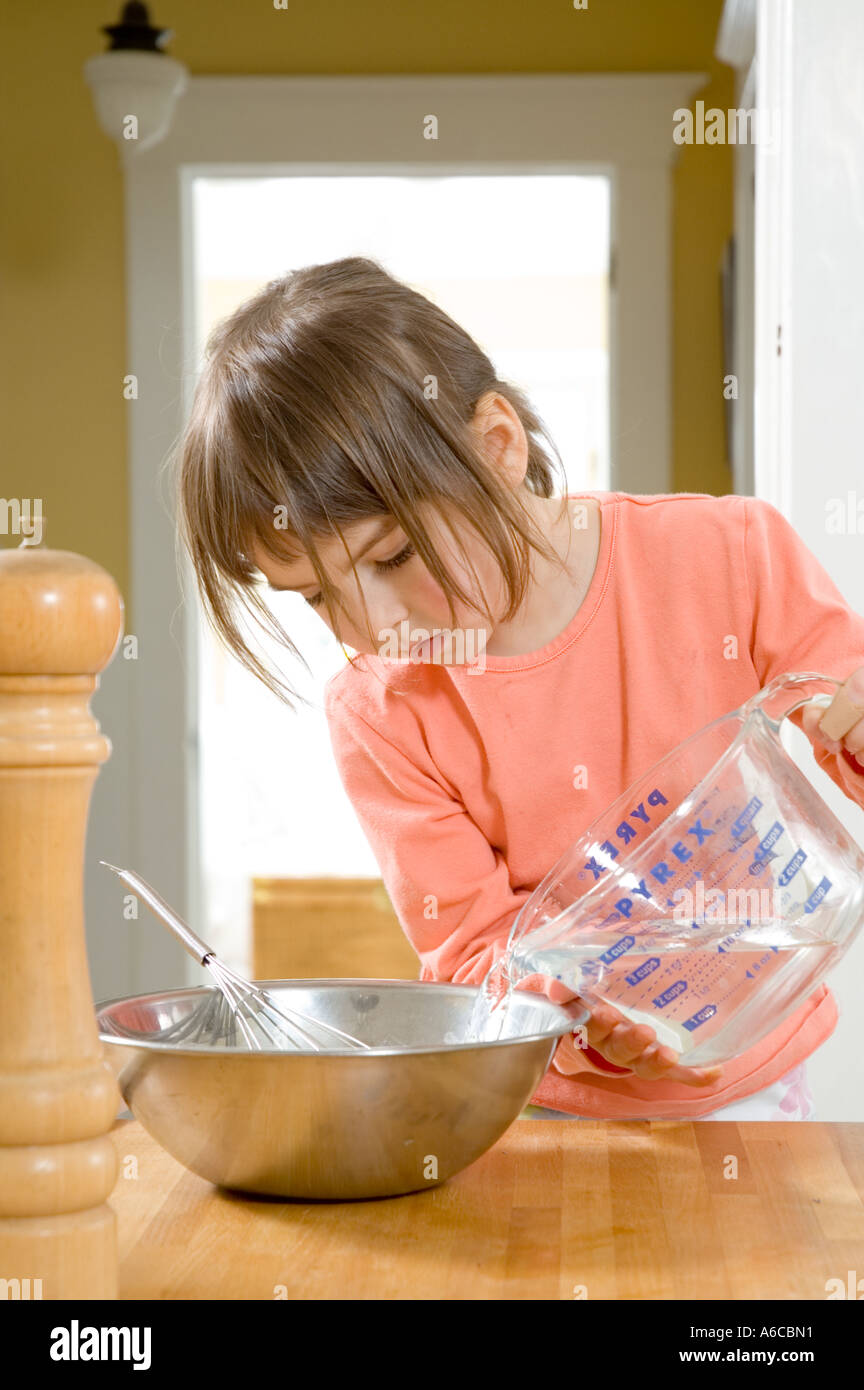 Water pouring measuring cup hi-res stock photography and images - Alamy