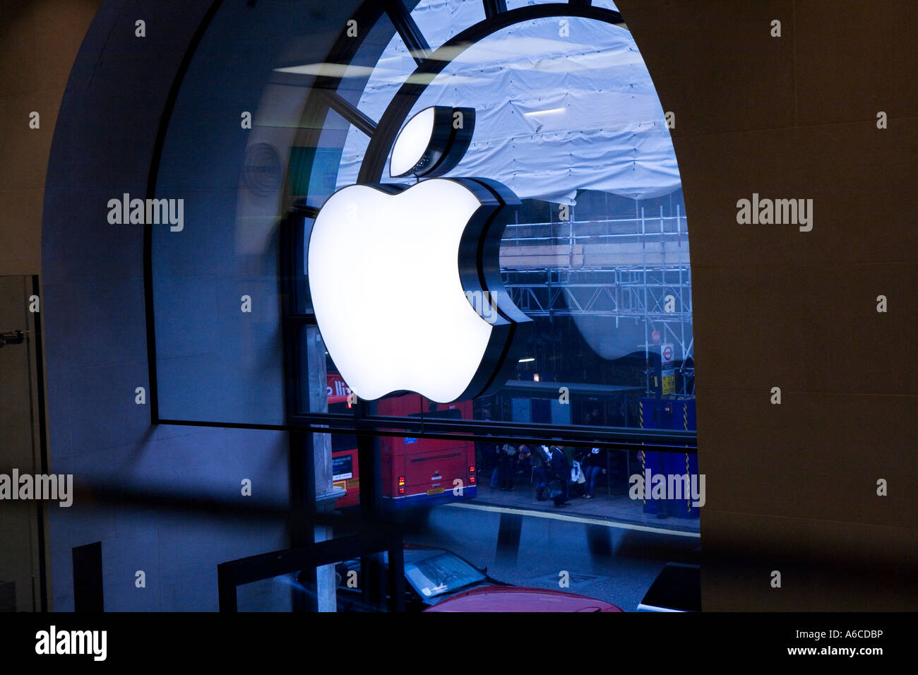 Apple logo store hi-res stock photography and images - Alamy