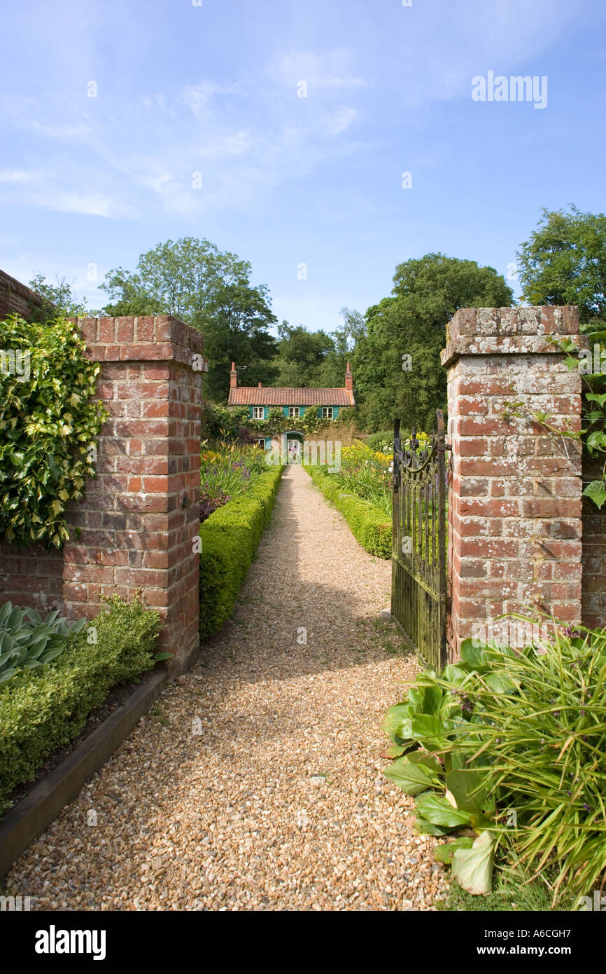Shingle pathway hi-res stock photography and images - Alamy