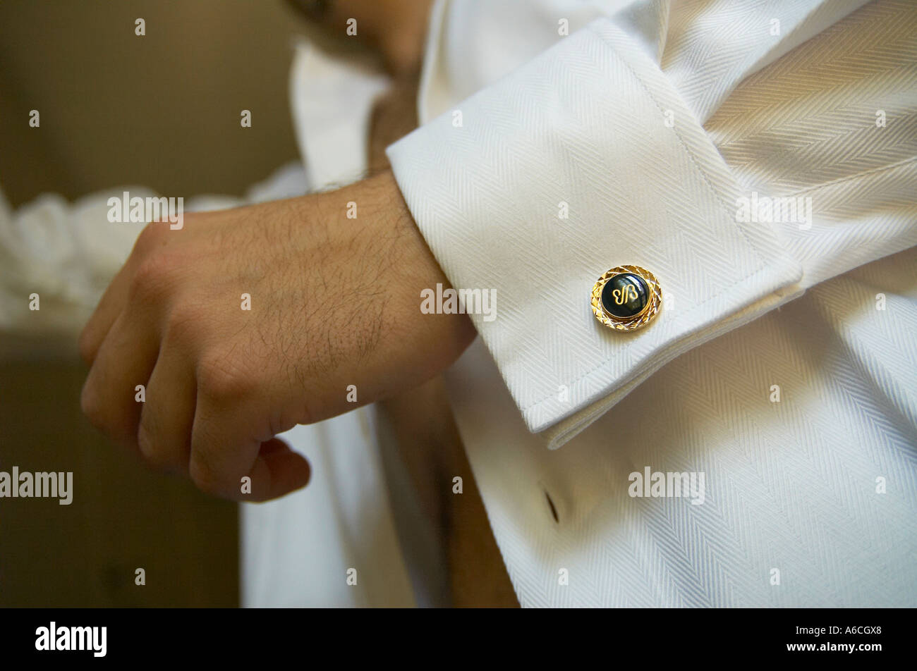 Italian wedding man adjusting cuff links Stock Photo - Alamy