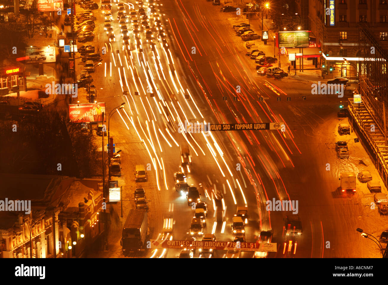 Aerial view of traffic at night at Paveletskaya Ploshchad in Moscow ...