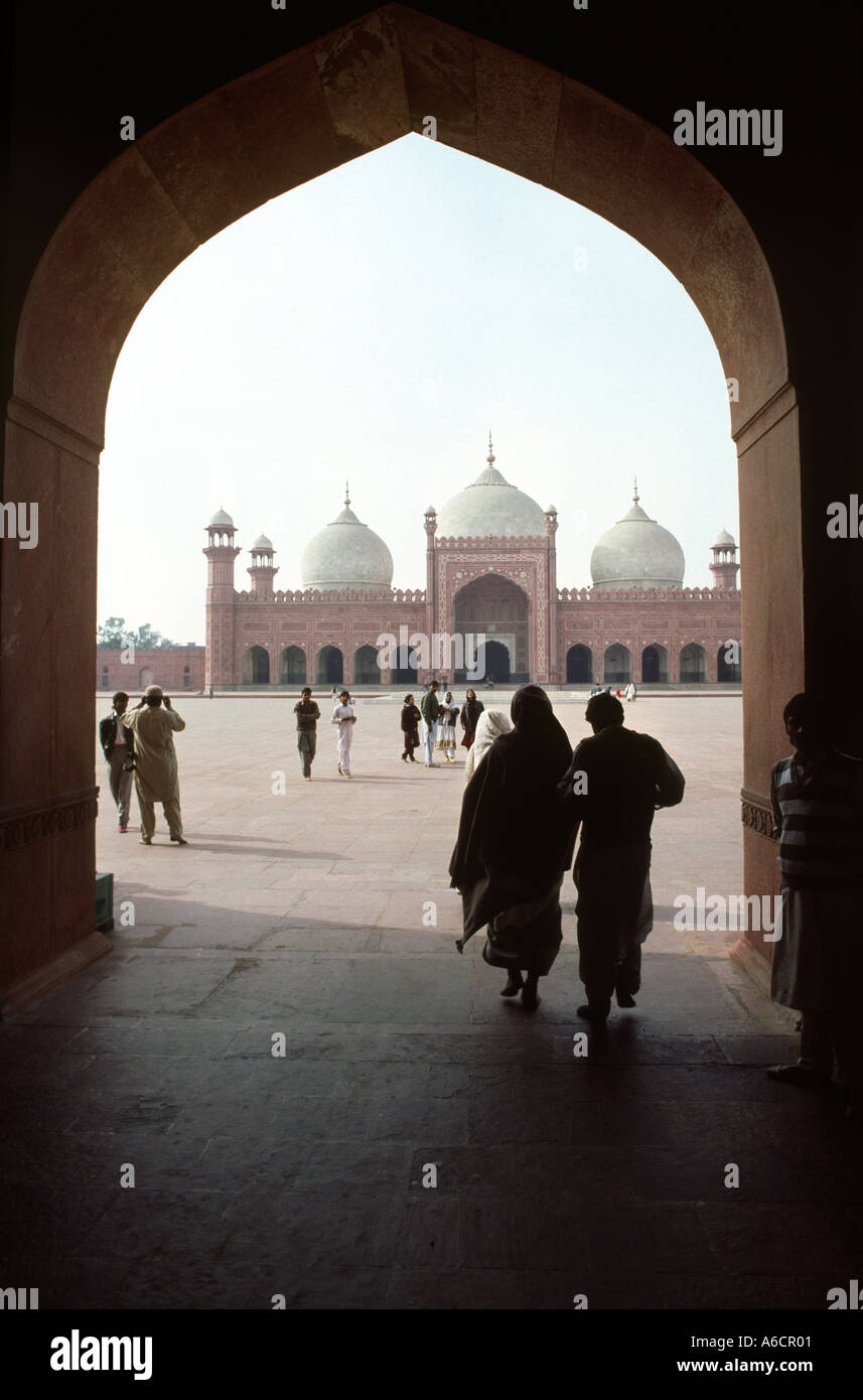 Pakistan Punjab Lahore Badshahi Mosque entrance archway Stock Photo - Alamy