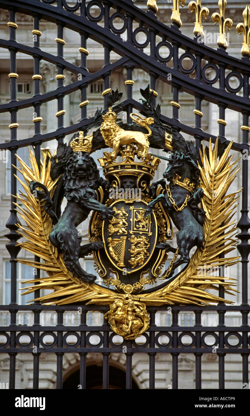 ROYAL CREST on gate of BUCKINGHAM PALACE LONDON ENGLAND Stock Photo - Alamy