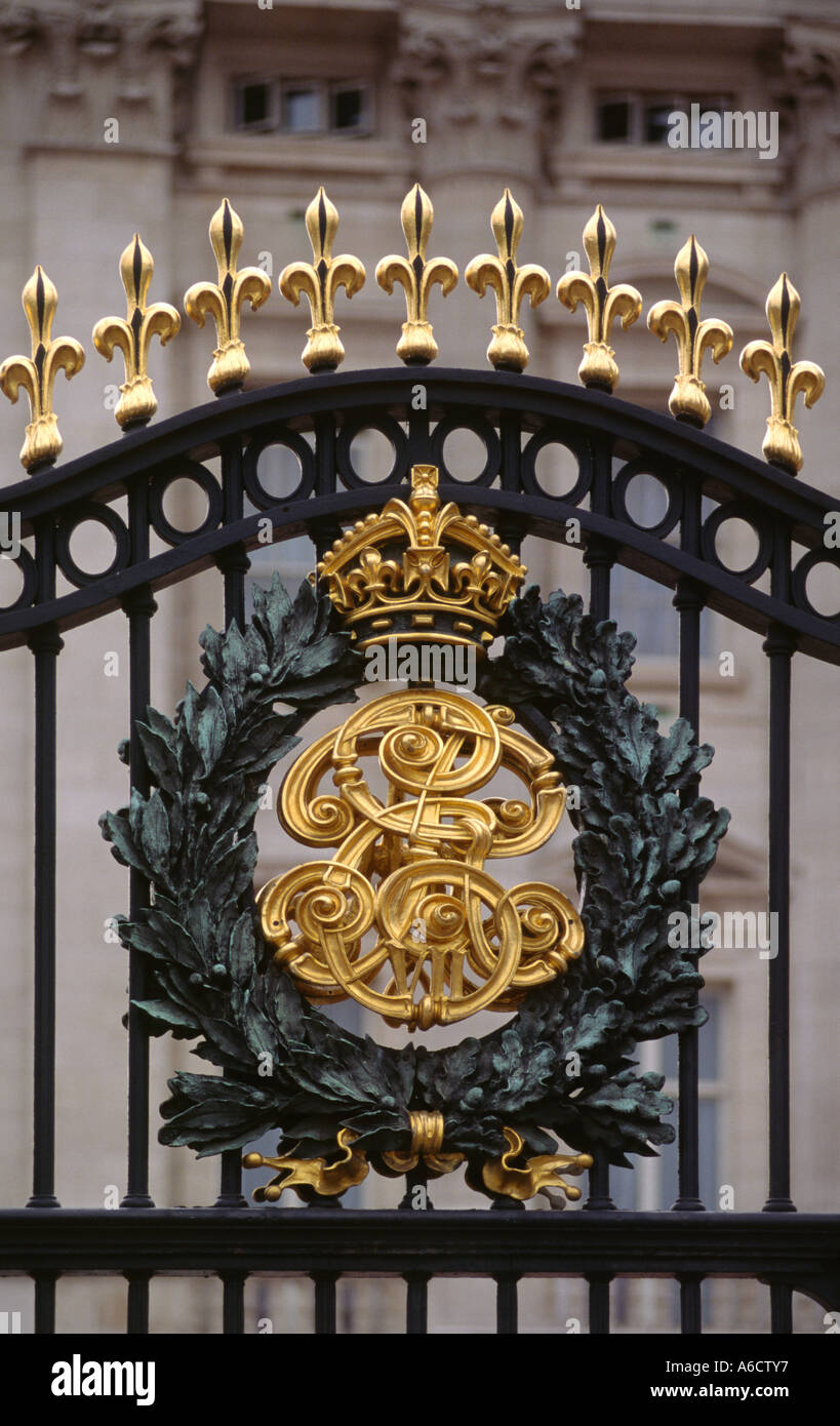 ROYAL EMBLEM on the gate surrounding BUCKINGHAM PALACE LONDON ENGLAND ...