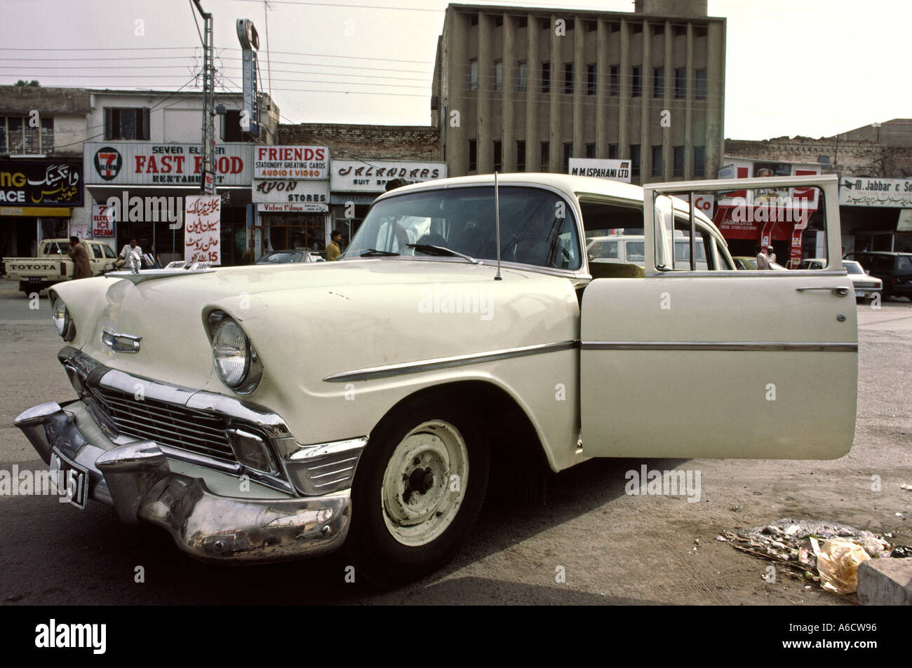 Pakistan Rawalpindi Saddar Bazaar American Car Stock Photo - Alamy