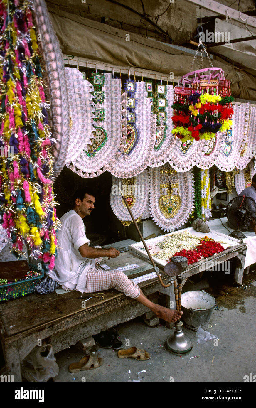 Pakistan Rawalpindi Rajah Bazaar Wedding money garland maker Stock ...