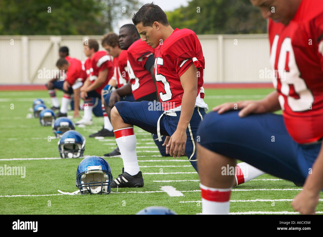American football player side profile hi-res stock photography and ...