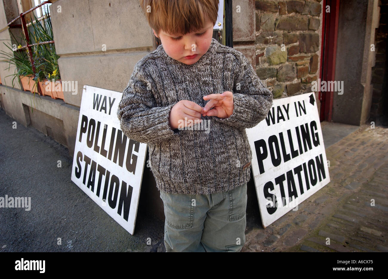 Boy voting hi-res stock photography and images - Alamy