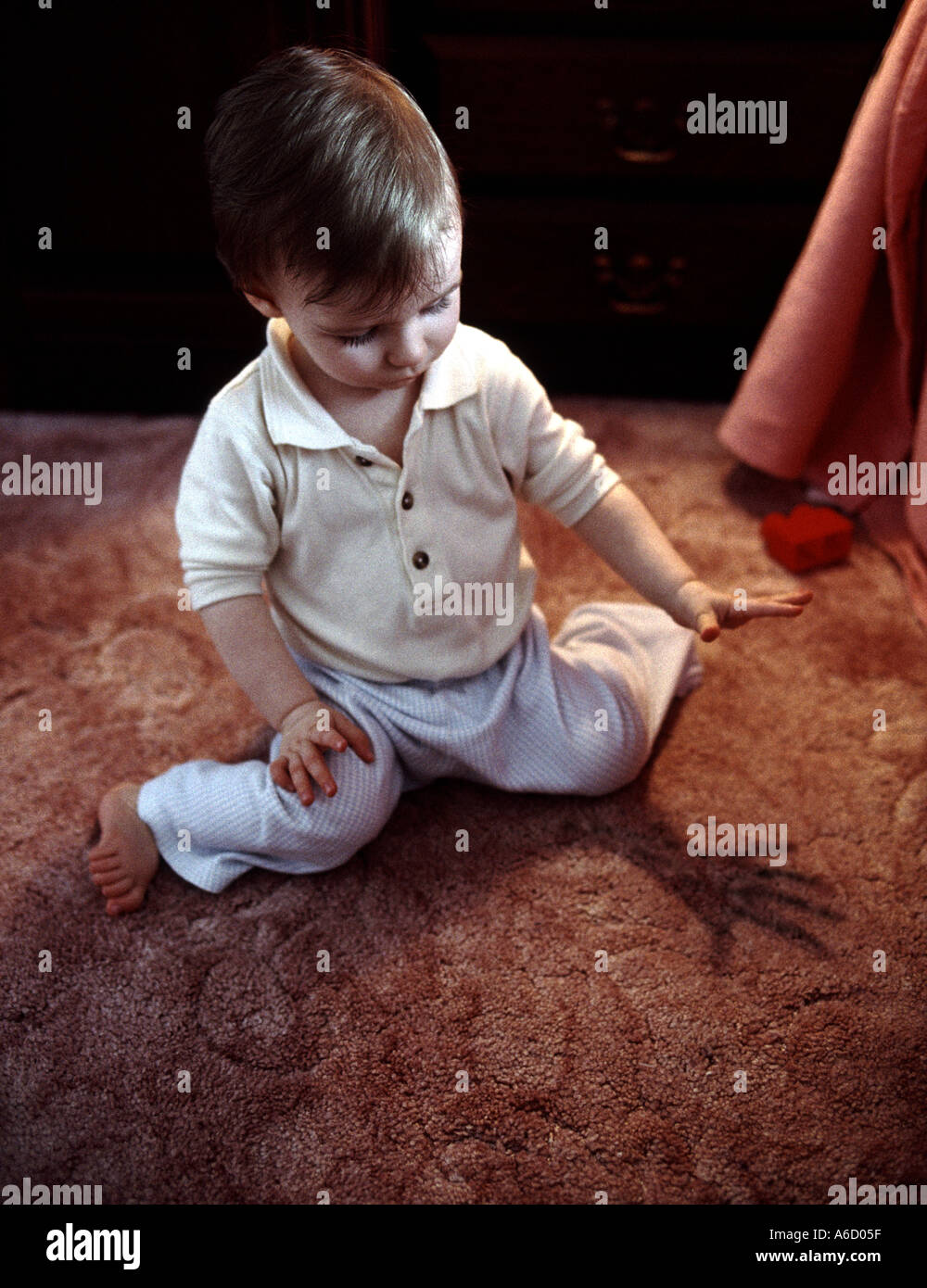 Child playing with shadow Stock Photo - Alamy
