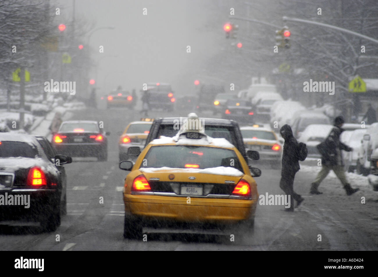 Yellow cab taxi flatiron building hi-res stock photography and images ...