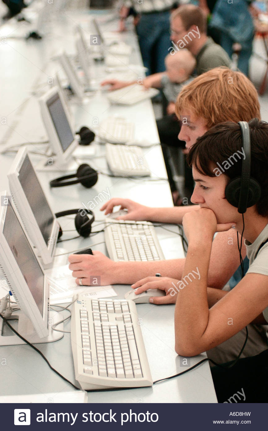Cybercafe High Resolution Stock Photography and Images - Alamy