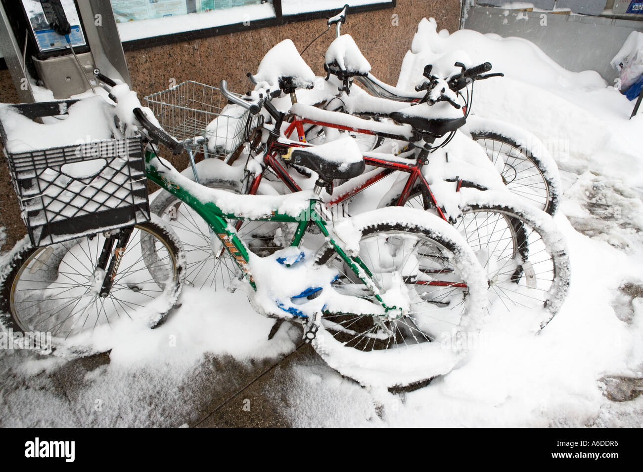 Snowbound bikes hi-res stock photography and images - Alamy