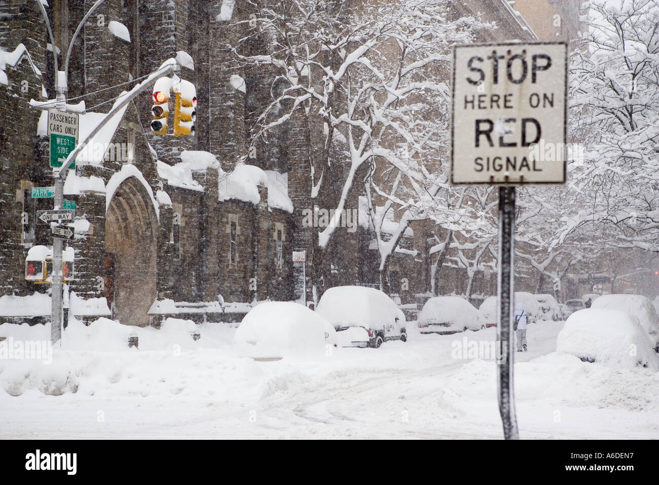 STOP ON RED SIGN IN SNOWSTORM, NEW YORK CITY Stock Photo - Alamy