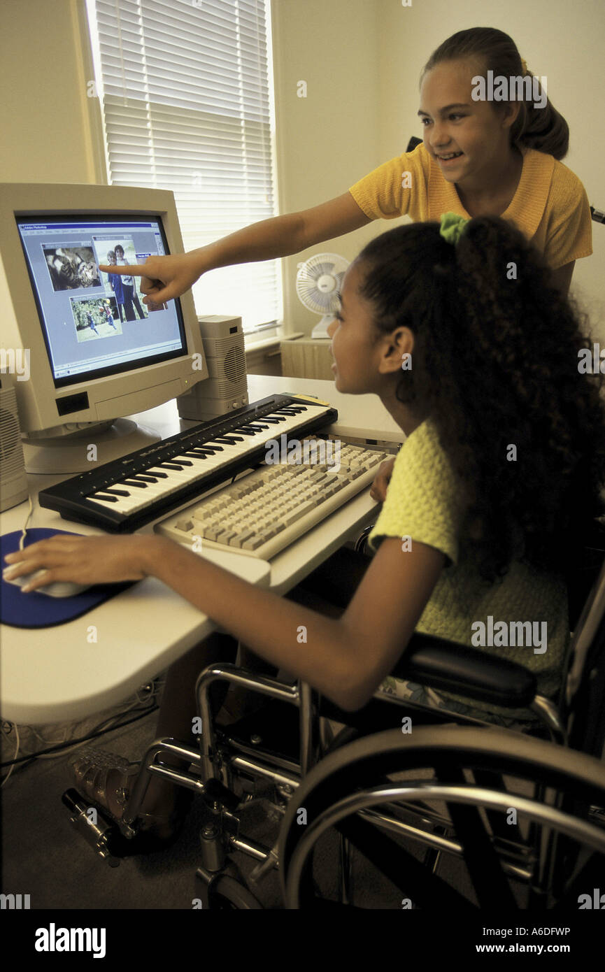 Three girls in front of a screen hi-res stock photography and images ...