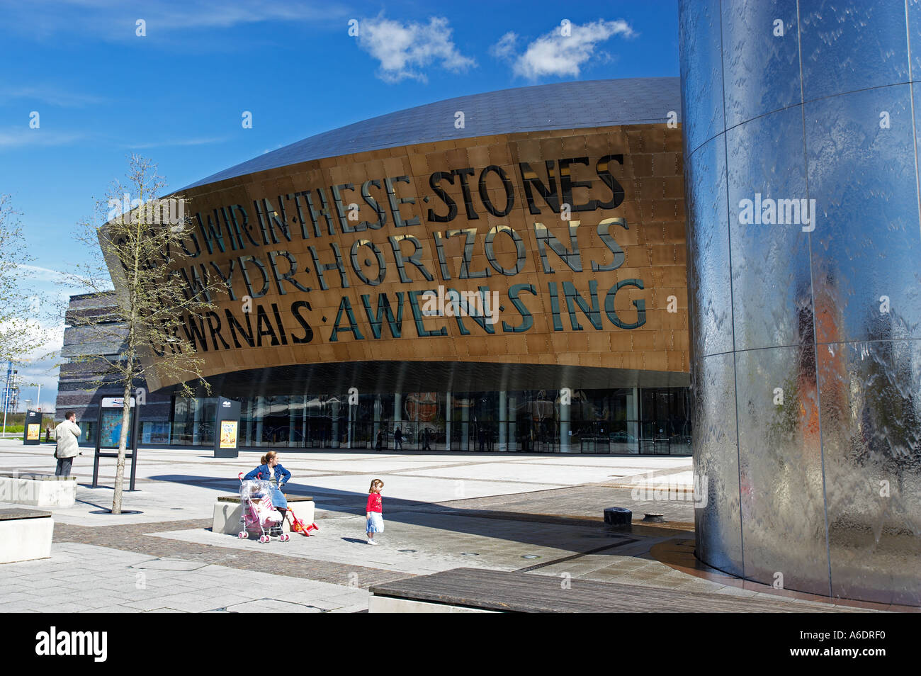Water sculpture cardiff bay hi-res stock photography and images - Alamy