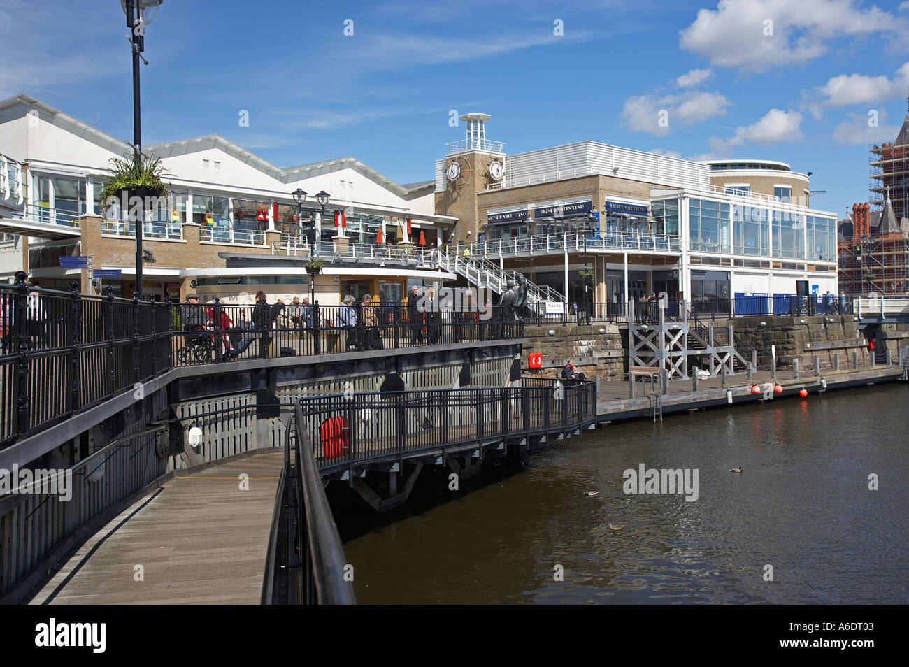 Waterfront restaurants on front hi-res stock photography and images - Alamy